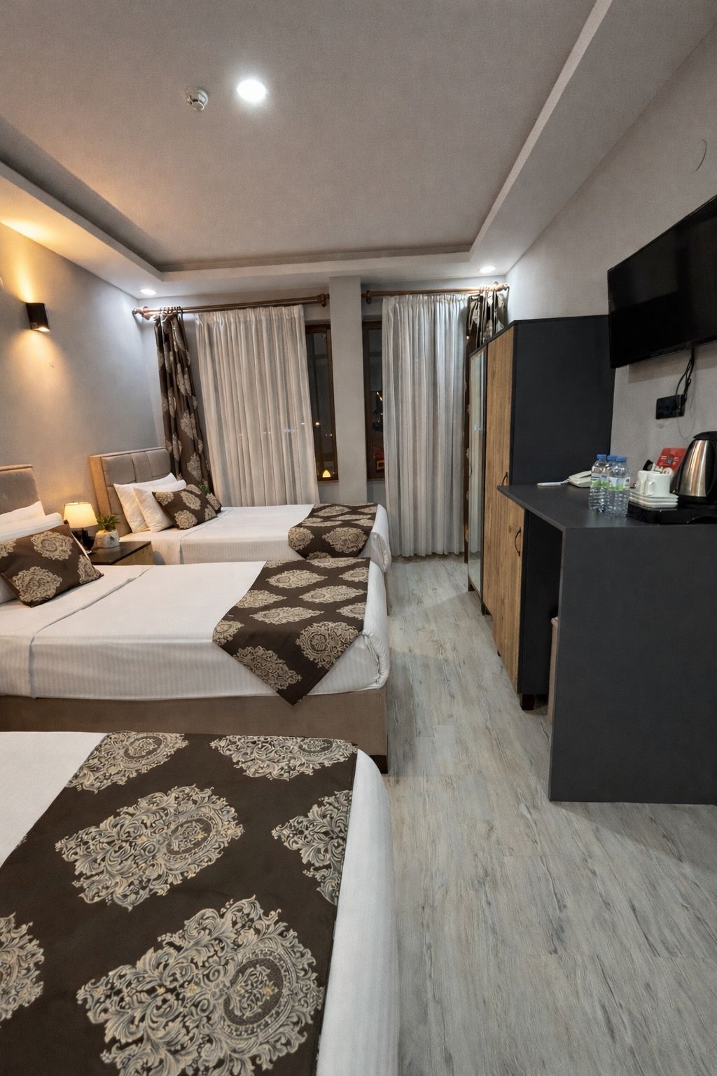 Quarto Triplo Básico | Roupa de alta qualidade, minibar, Wi-fi grátis, roupa de cama fornecida 