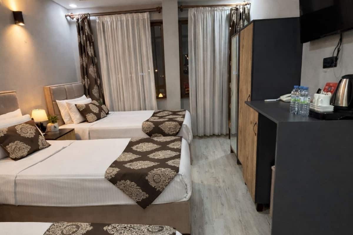 Quarto Triplo Básico | Roupa de alta qualidade, minibar, Wi-fi grátis, roupa de cama fornecida