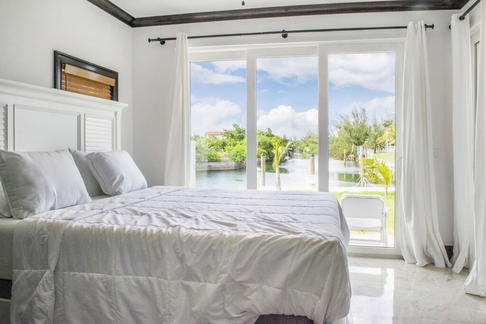 Goldeneye Estates!- Goldeneye + Palm Villas - Freeport