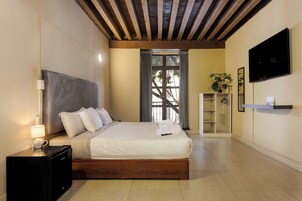 Suite-Estúdio Deluxe | Minibar, secretária, secretária adequada para computadores portáteis 