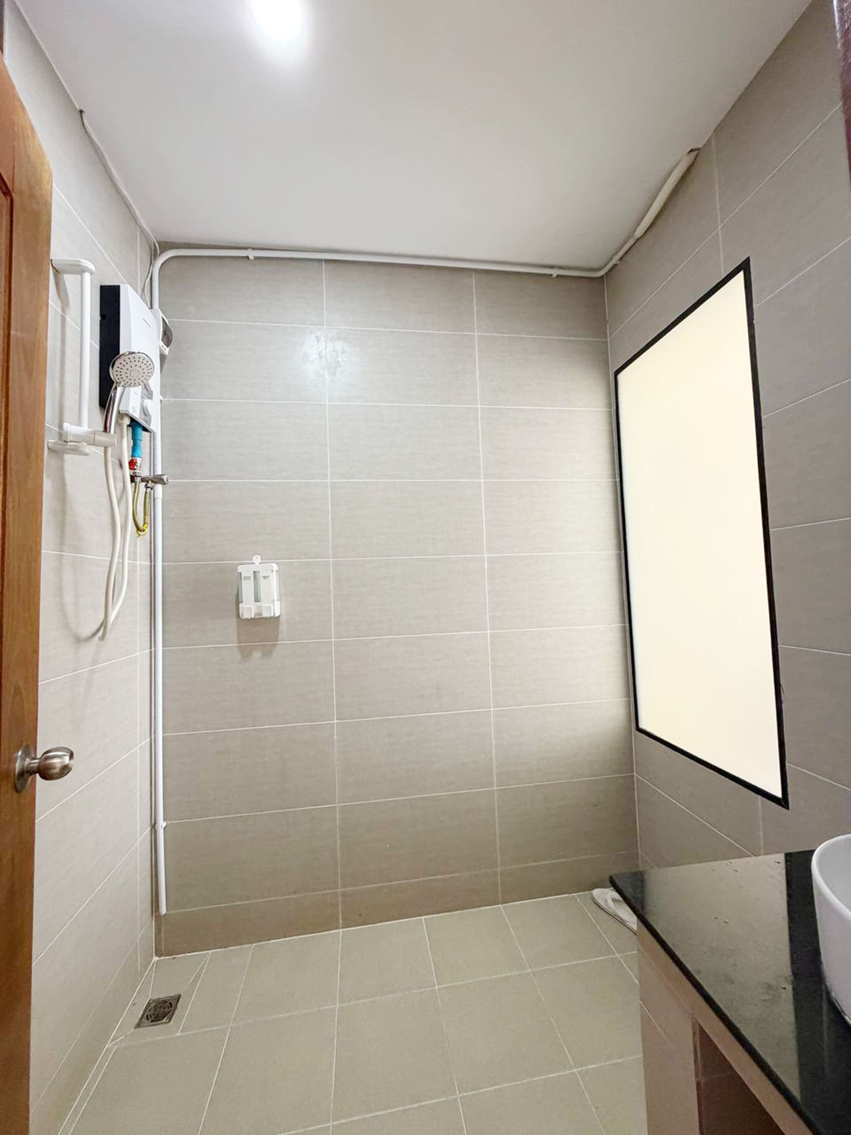 Quarto Triplo Standard | Casa de banho | Artigos de higiene pessoal grátis, um secador de cabelo, roupões 