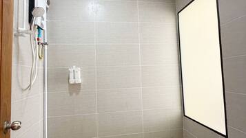 Quarto Triplo Standard | Casa de banho | Artigos de higiene pessoal grátis, um secador de cabelo, roupões