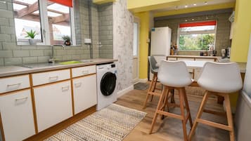 Um frigorífico, uma chaleira elétrica, uma torradeira