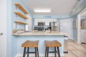 Apartamento em Condomínio Fechado, 2 quartos | Cozinha privada | Um frigorífico, um forno, uma cafeteira/bule 