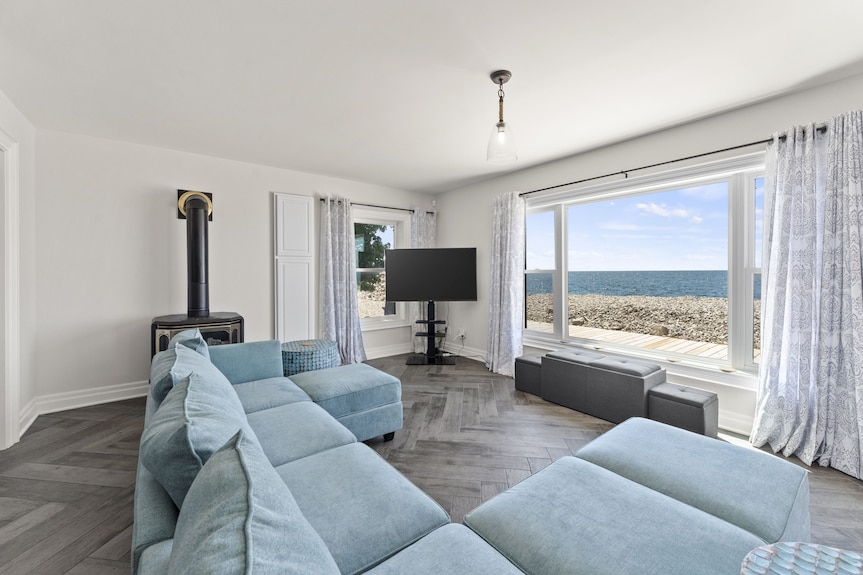 Cozy 3 Bedroom Lakefront Cottage - Ontario