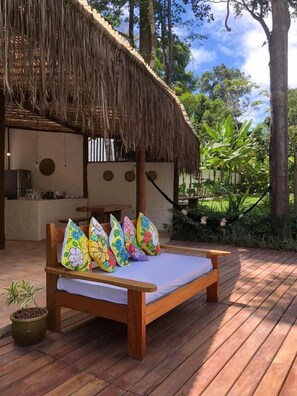 Um frigorífico no espaço comum, mesas de jantar 