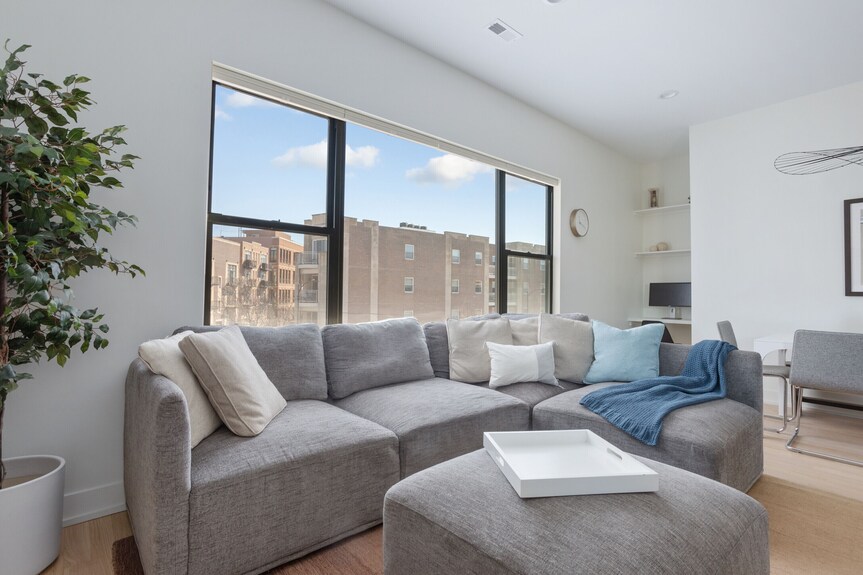 The Exclusive- 7 Bed, 6 Bath Retreat - Chicago