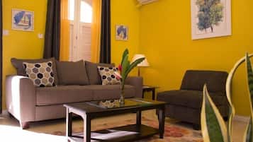 Apartamento Deluxe | Sala de estar | Smart TV de 32 polegadas com canais por cabo, televisor