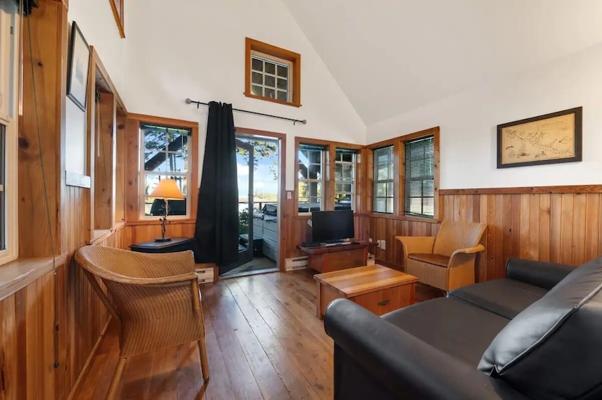 Private Hot Tub! Beachfront Cabin With Views! Morning Mist - Ucluelet