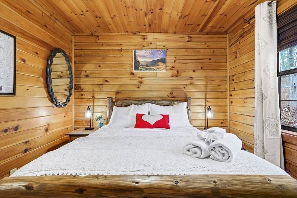 Mountain view cabin near Ellijay w/ hot tub! - Whitepath | Vrbo