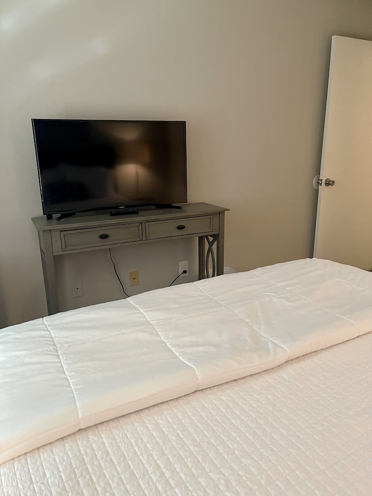 28 North Extended Stay Suites!! Pickleball, Hot Tubs And Game Room + Pool Tables - Interlochen, MI