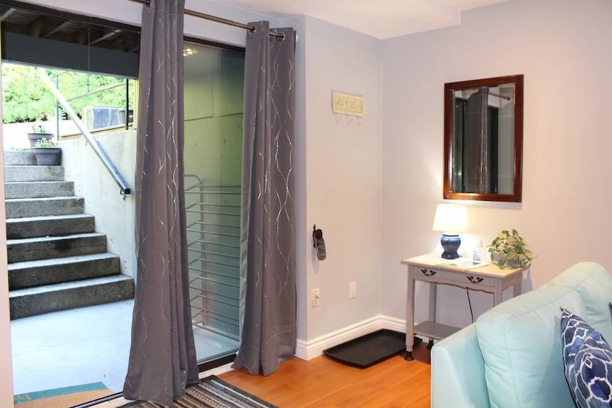 2-bedroom Basement Suite With A Separate Entrance - 亞博斯福