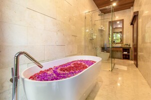 Villa de Luxo, 2 quartos, não fumadores, vista para o vale | Casa de banho | Artigos de higiene pessoal grátis, um secador de cabelo, roupões