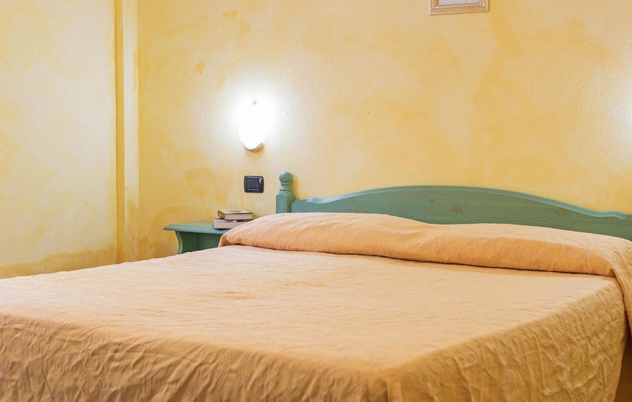 Gorgeous Apartment In Sos Alinos (Nu) - Sardinia