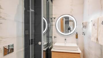 Um polibã, um secador de cabelo, toalhas fornecidas, sabão