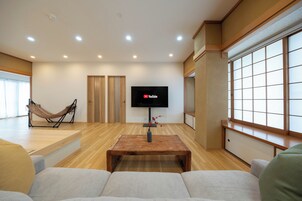 Azami Ann SUITE201 | Área de estar | TV LCD 42 polegadas com canais digitais, TV