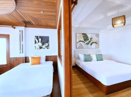 Quarto Duplo Familiar, Vista para a cidade | Minibar, secretária, secretária adequada para computadores portáteis 