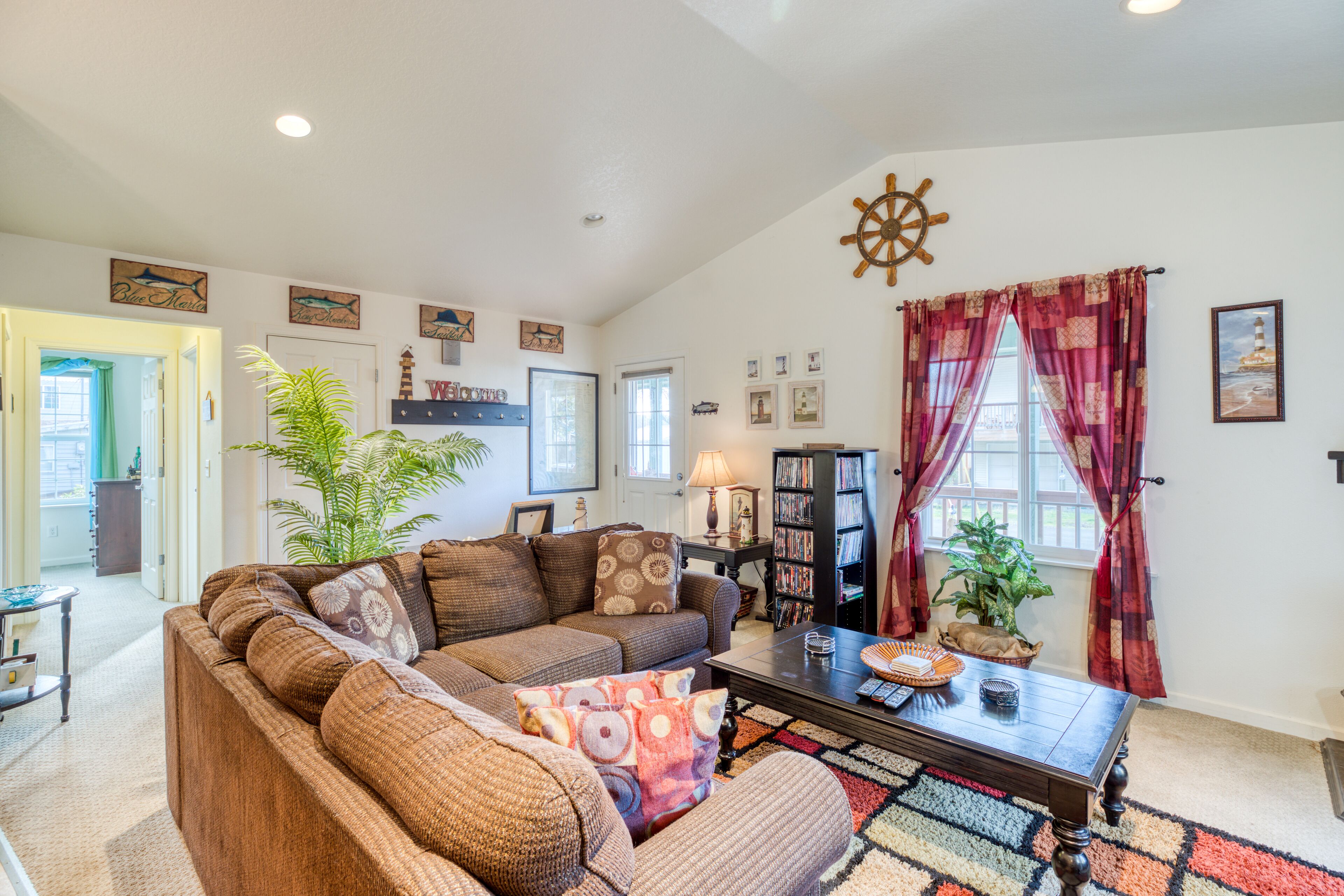 Single-level Home Has King Suite-fenced Yard-fire Pit-decks-4 Blocks To Beach - Rockaway Beach, OR