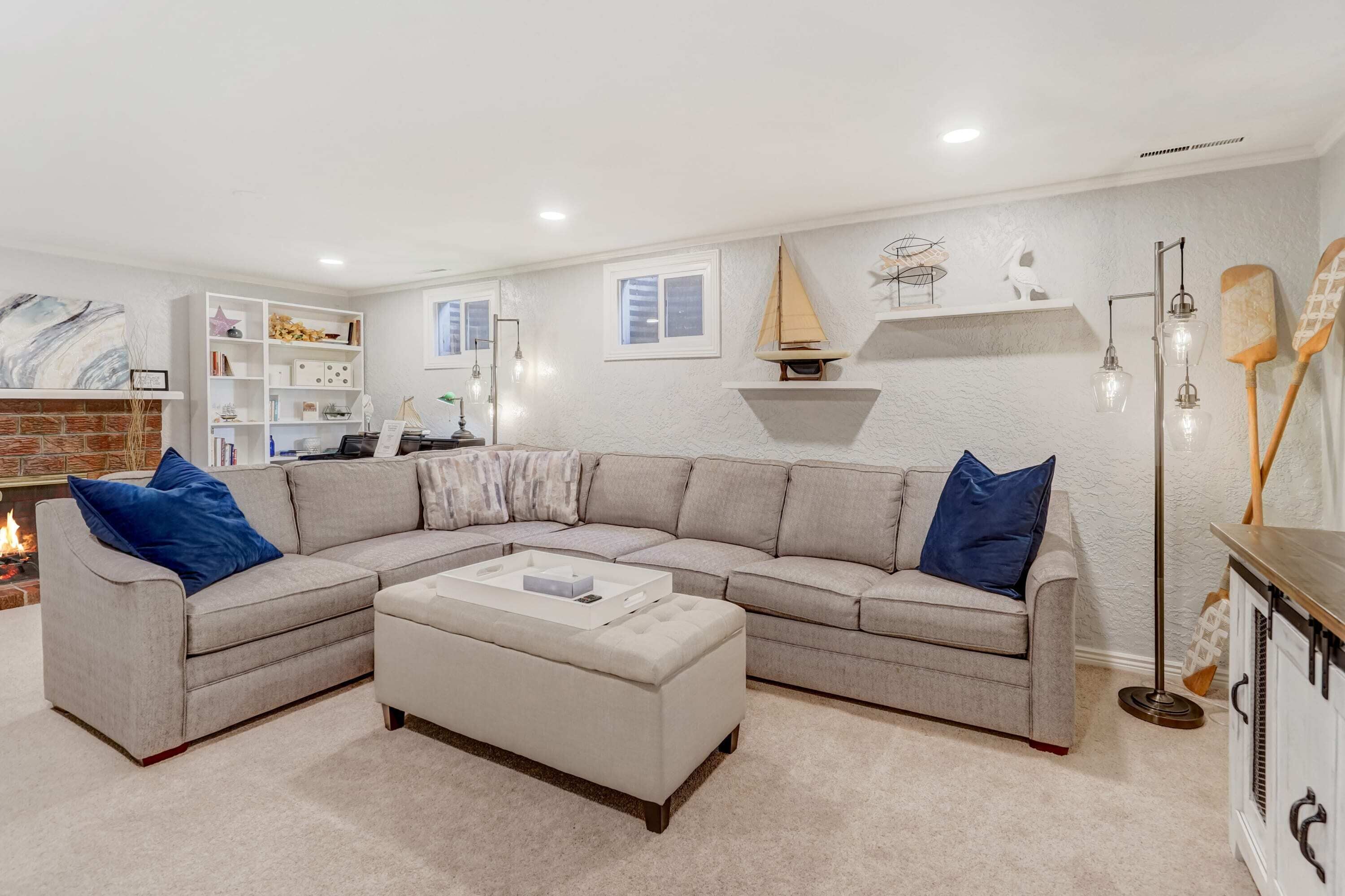 Peak View Palace- Mountain Views, Fire Table & Private Fenced In Yard - Manitou Springs, CO