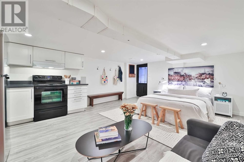 Cozy Junction Sterling Studio Apartment - Toronto | Vrbo
