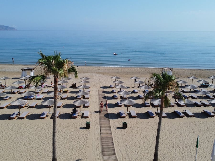 Praia particular, prática de vôlei de praia