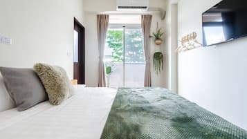 Quarto casal luxo, sacada | Wi-Fi de cortesia, roupa de cama