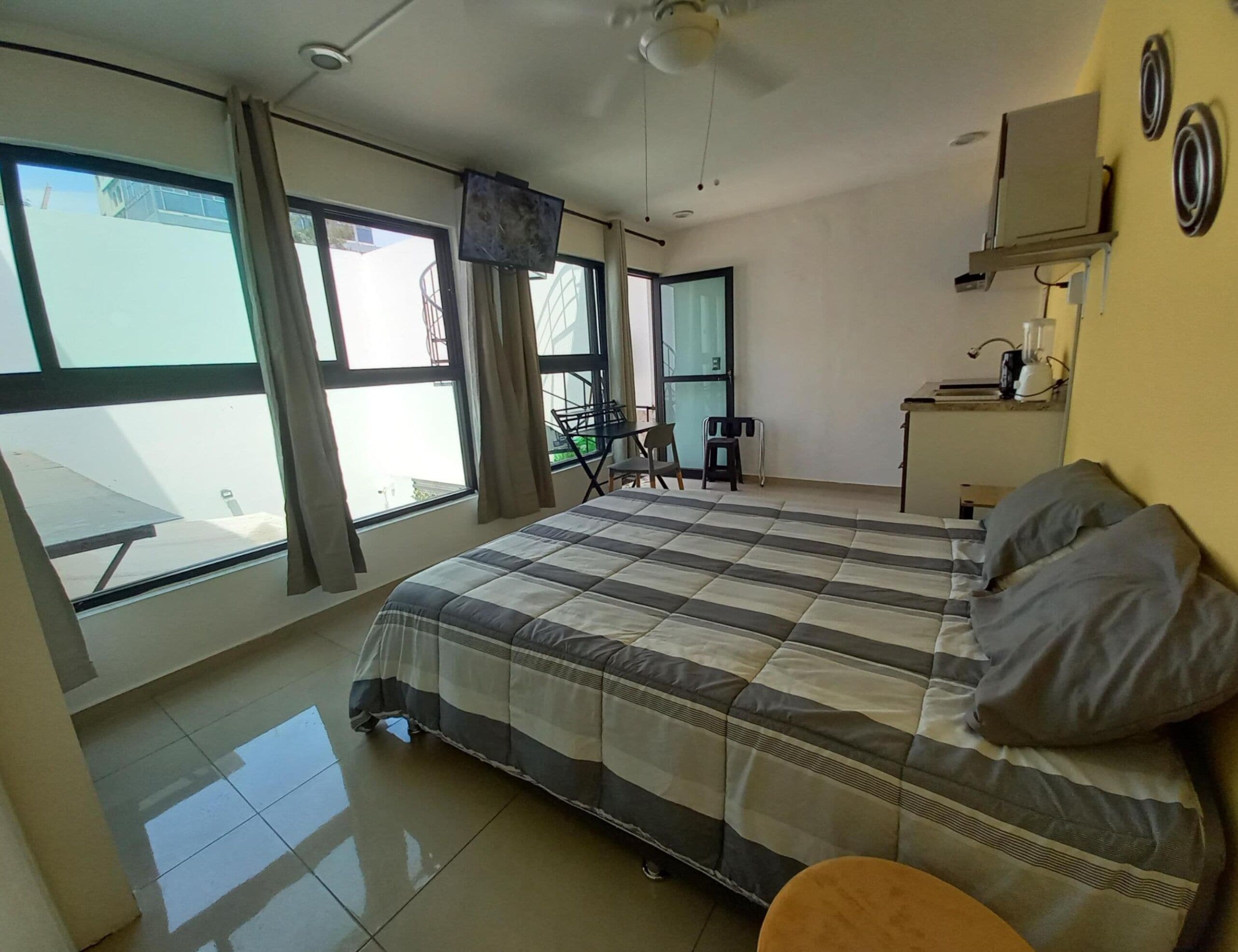 Estúdio luxo, 1 cama Queen | Ferros/tábuas de passar roupa, Wi-Fi de cortesia, roupa de cama