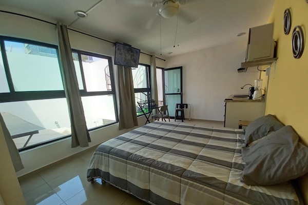 Estúdio luxo, 1 cama Queen | Ferros/tábuas de passar roupa, Wi-Fi de cortesia, roupa de cama