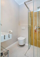 Quarto Design | Casa de banho | Um polibã, um secador de cabelo, toalhas fornecidas, sabão 