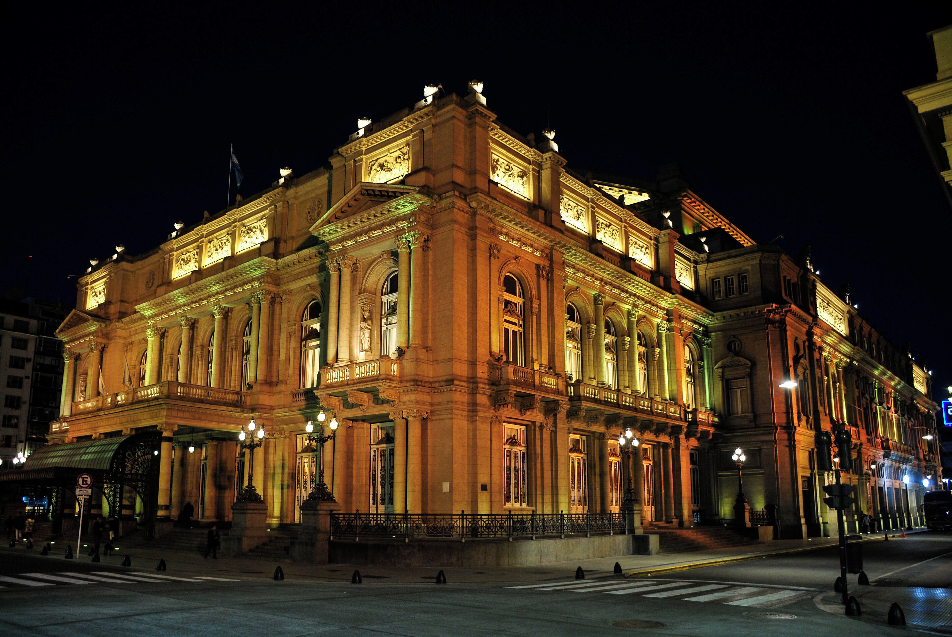 Um edifício histórico com arquitetura clássica, colunas imponentes e detalhes ornamentados.
