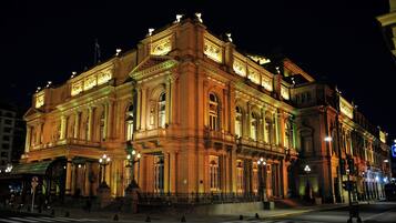 Um edifício histórico com arquitetura clássica, colunas imponentes e detalhes ornamentados.