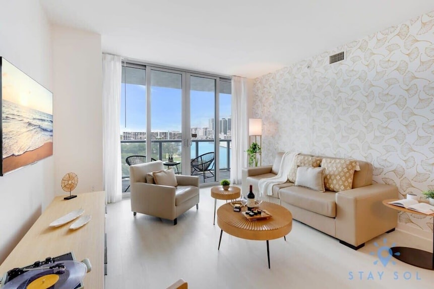 Pool | Apartment W/ Balcony - Gym - Near Beach - Hallandale Beach, FL