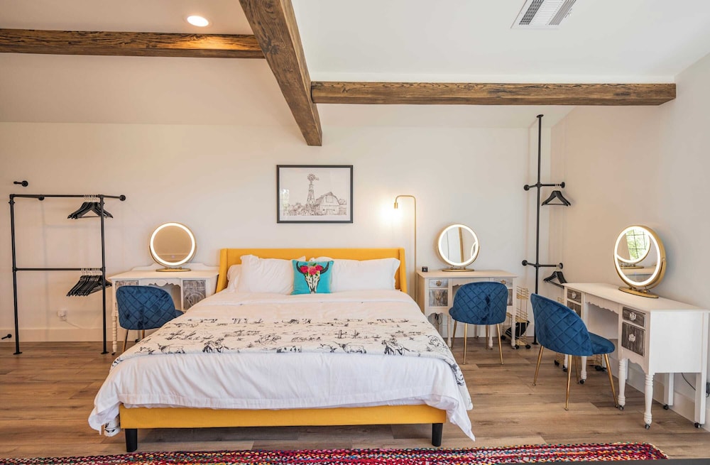 The Redneck Roost Guest House at Raymond Ranch - Sleeps 6 ...