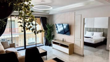 Apartamento Familiar | Sala | TV de ecrã plano, livros