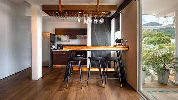 Penthouse Nobre, 3 quartos | Cozinha privada | Um micro-ondas no espaço comum