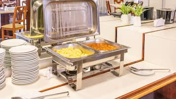 Café da manhã com buffet grátis todos os dias