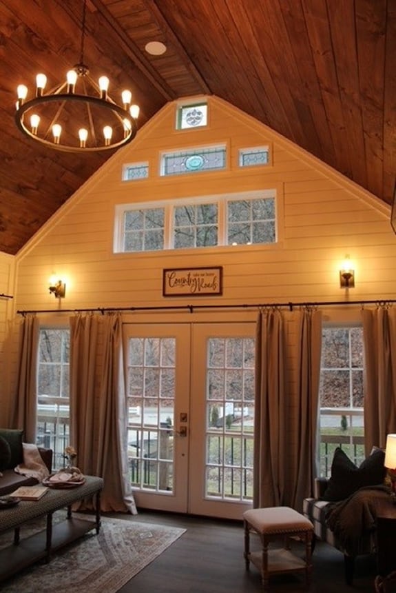 The Red Dog Chalet Couples Retreat W/ Hot Tub - West Virginia