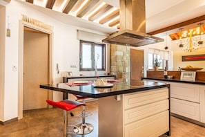 Apartamento de Luxo | Cozinha privada | Um frigorífico/congelador grande, um micro-ondas, um forno 