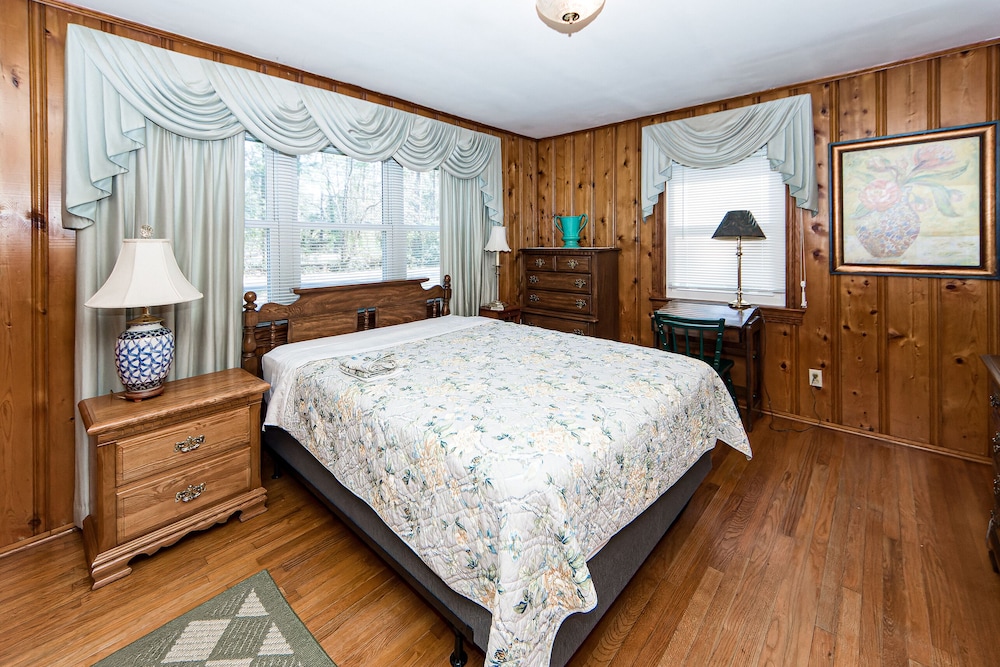 Charming Cottage Close To Downtown Summerville - Summerville, SC