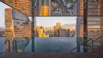 Piscina interior, espreguiçadeiras