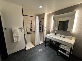 Quarto, 1 cama King, para não fumantes (Mobility/Hearing, Roll-In Shower) | Banheiro | Produtos de toalete grátis, secador de cabelo, toalhas de banho