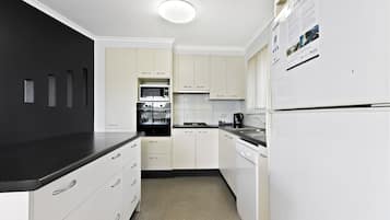 Apartamento, 3 quartos | Cozinha privada | Chaleira elétrica, mesas de jantar
