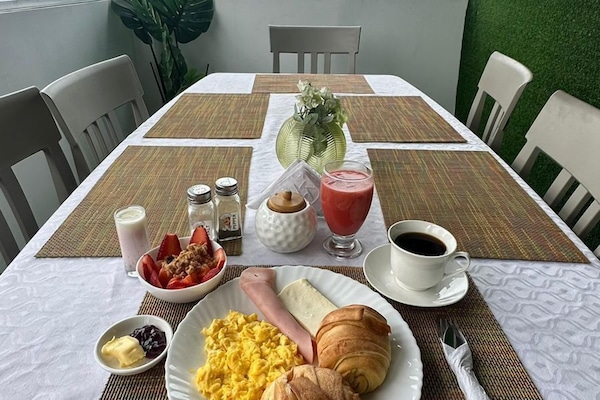 Televisor de ecrã plano de 55 polegadas com canais por cabo, televisor