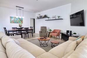 Casa, várias camas (5 Bed Solterra Sensation Vacation Hom) | Área de estar