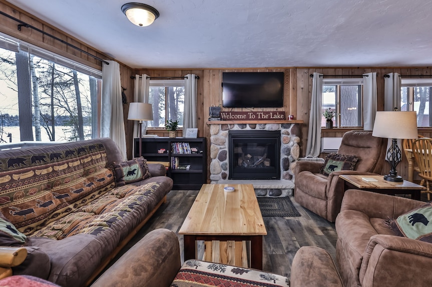 Snowy Lake-view Cabin With Fireplace, Full Kitchen, Tv, Dock, & Dvd Player - St. Germain, WI