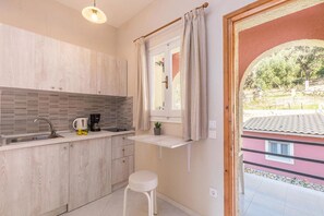 Apartamento, 1 quarto, fumadores, varanda | Restaurantes