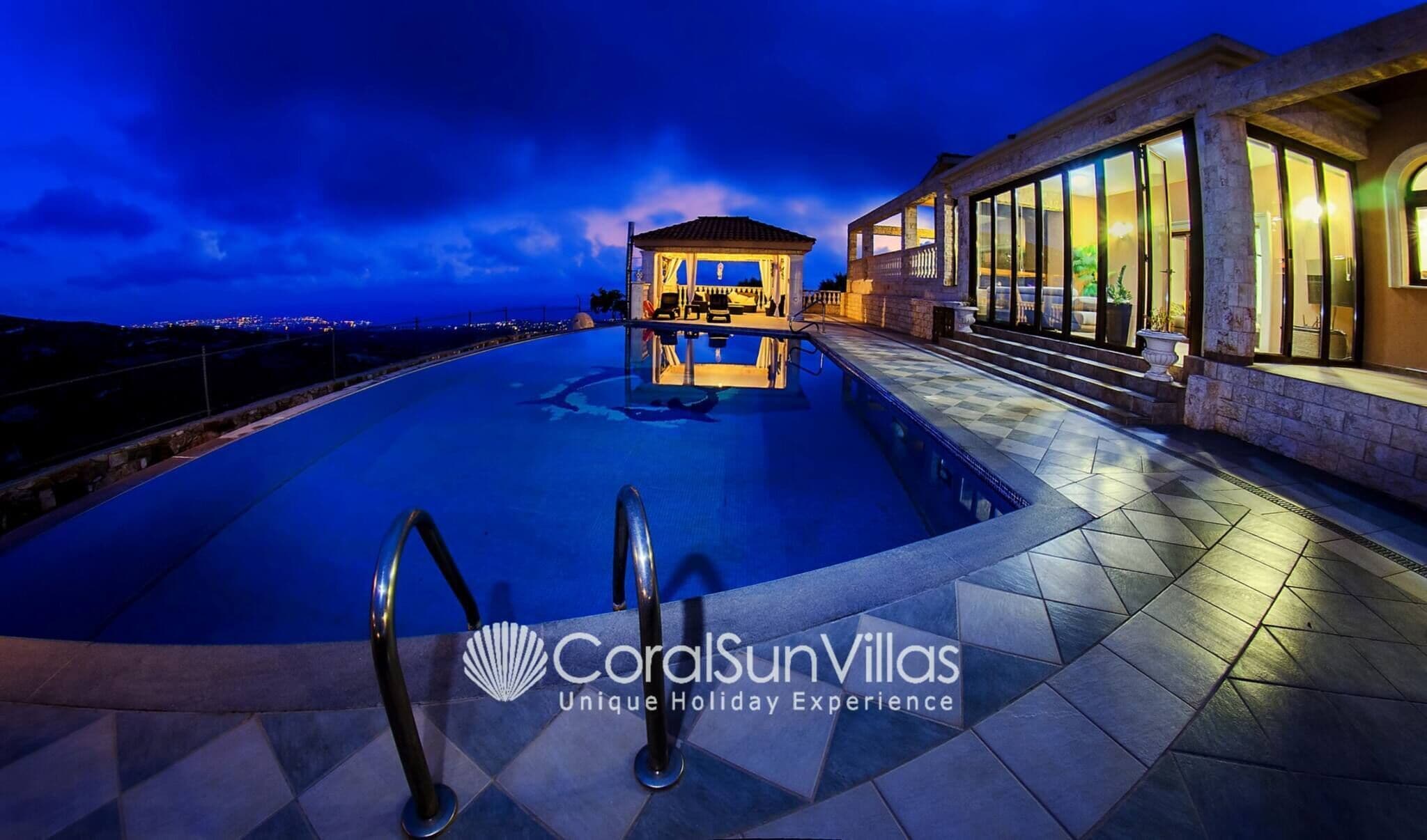 Vila, 6 quartos, para fumantes, piscina particular | Piscina | Piscina externa