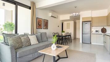 Apartamento, 2 quartos, varanda, Vista para a cidade | Sala