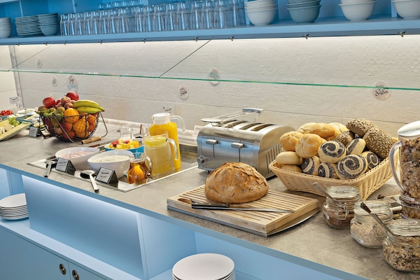 Café da manhã com buffet todos os dias (EUR 19.95 por pessoa)