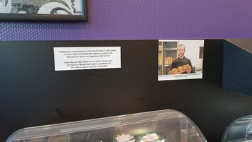 Pequeno-almoço tipo buffet diário (12 EUR por pessoa) 